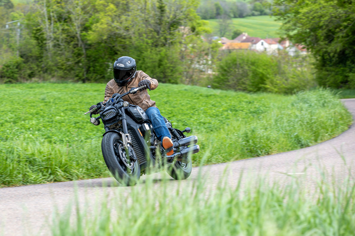 Essai de la SRV 600 V4 par le Repaire des Motards - QJMOTOR