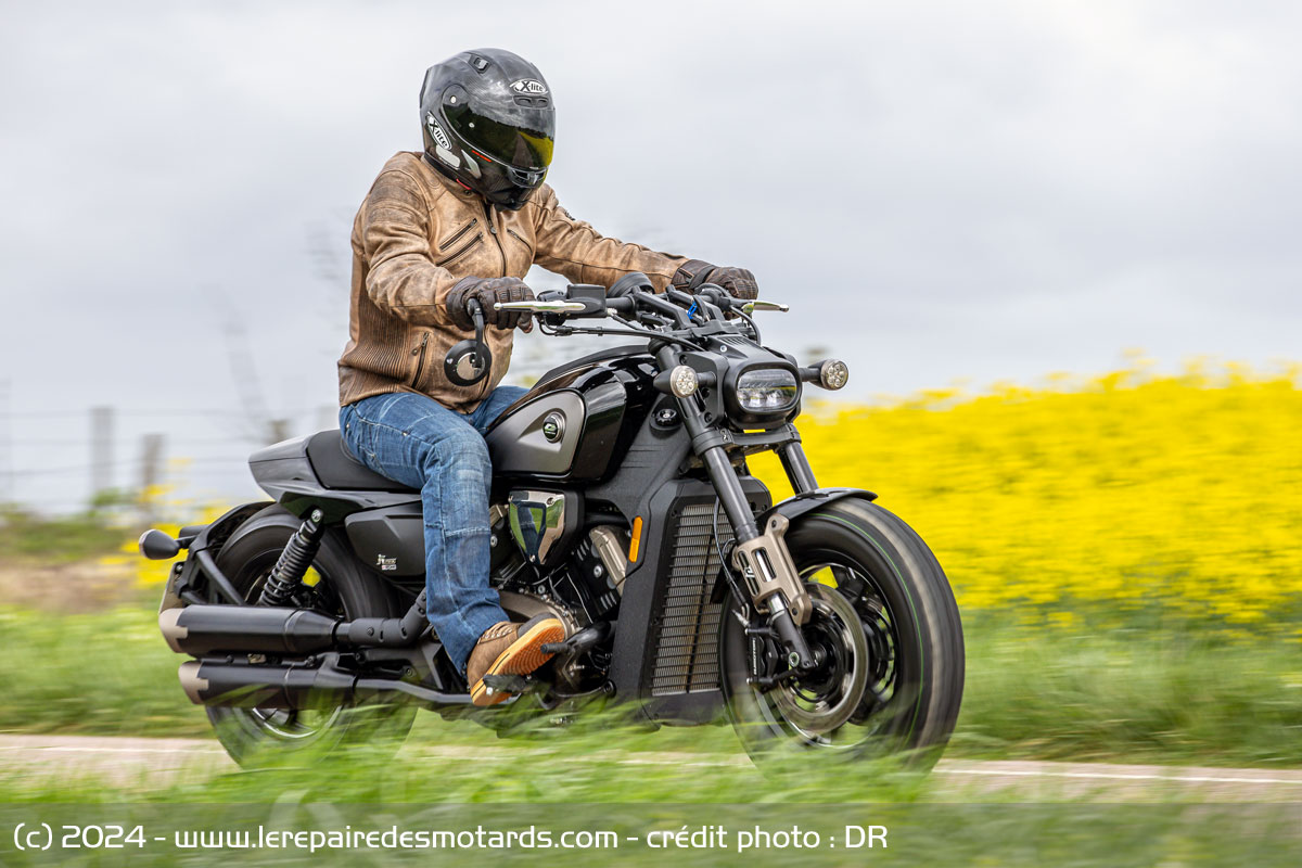 Essai de la SRV 600 V4 par le Repaire des Motards - QJMOTOR