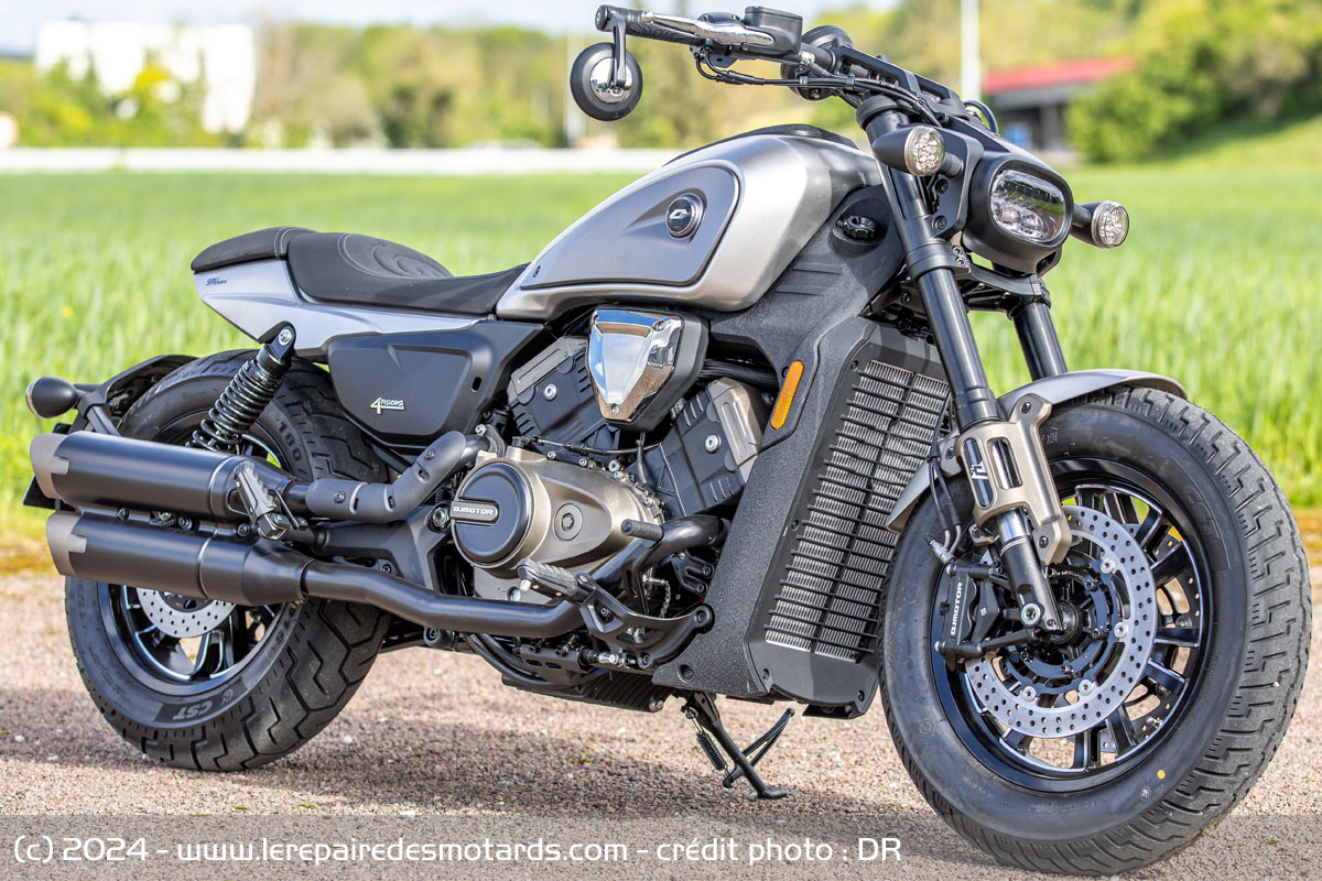 Essai de la SRV 600 V4 par le Repaire des Motards - QJMOTOR