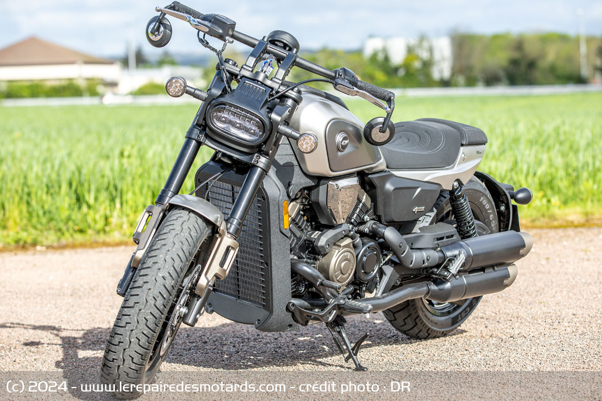 Essai de la SRV 600 V4 par le Repaire des Motards - QJMOTOR