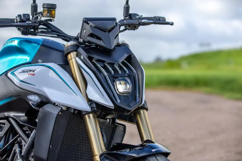 Essai de la SRK 550 par Motor Live - QJMOTOR